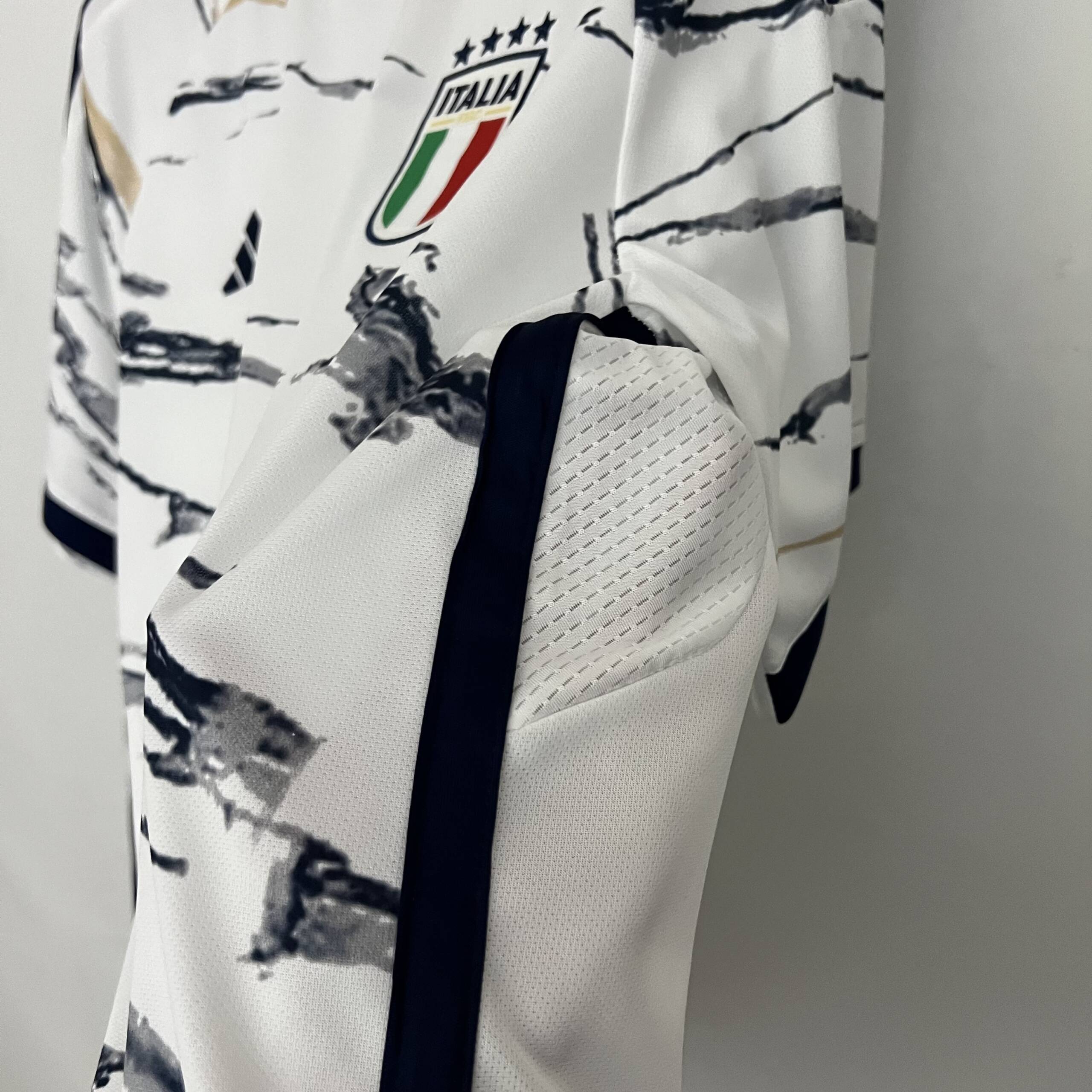 Italy Outer Jersey 23/24 - Maxis Kits